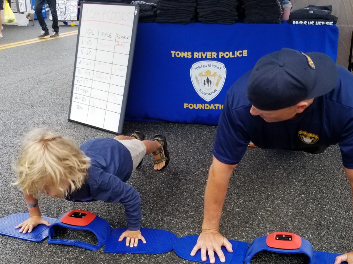 Sailfest – Beat the Chief Push-up Contest – Toms River Police Department